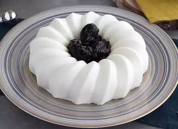 Manjar de coco con coulis de ciruelas