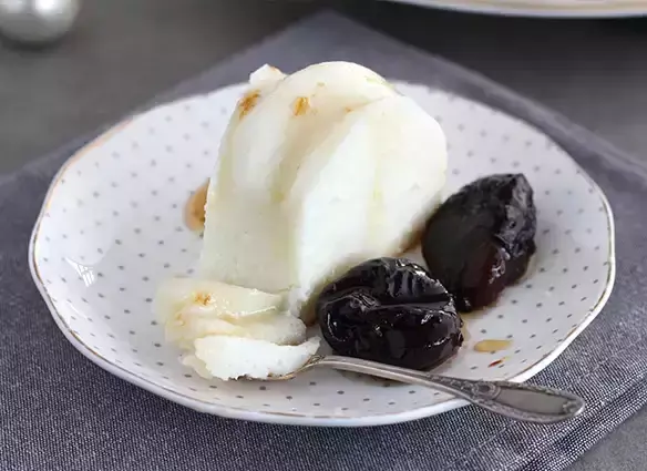 Manjar de coco con coulis de ciruelas