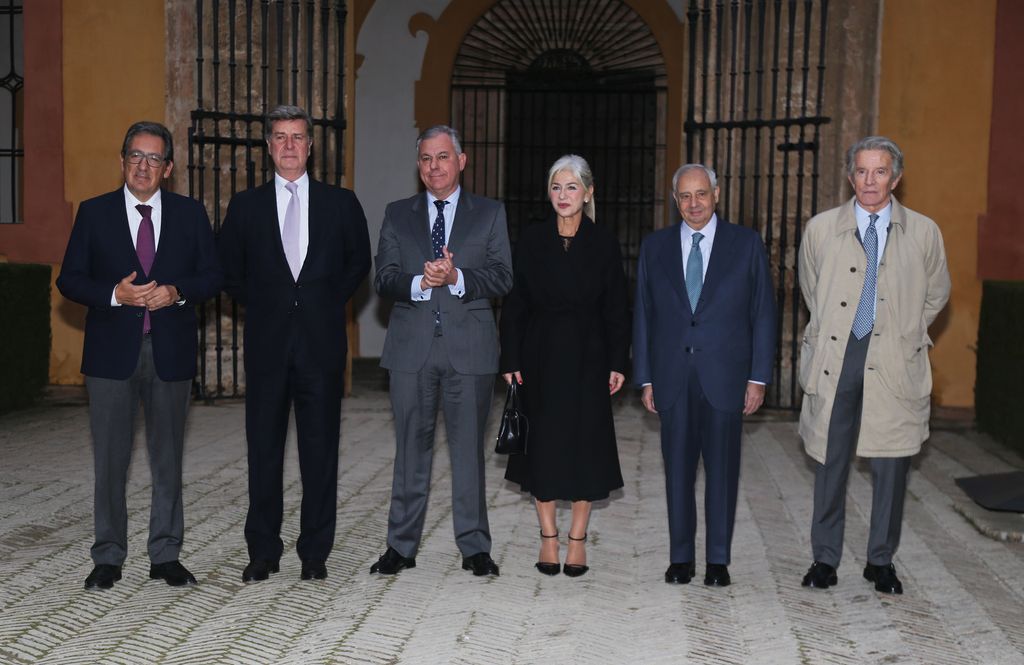 Cayetano Martínez de Irujo, con Bárbara Mirjan y otros familiares ...