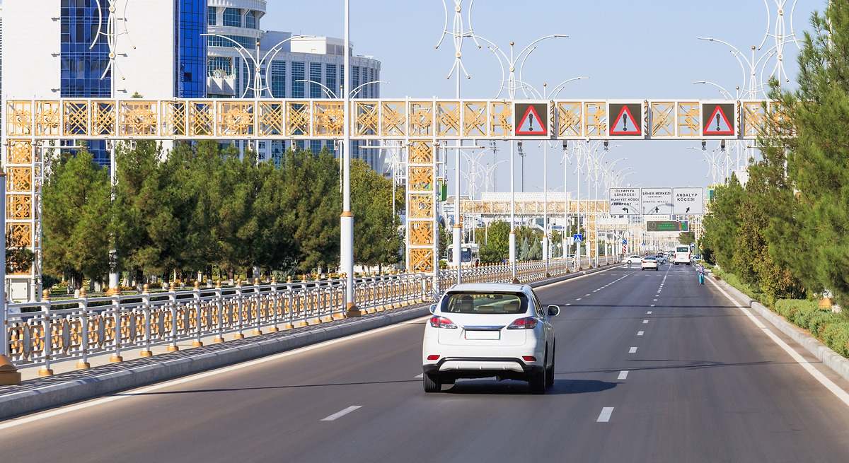 Prohibido conducir coches que no sean blancos: la ciudad en la que ...