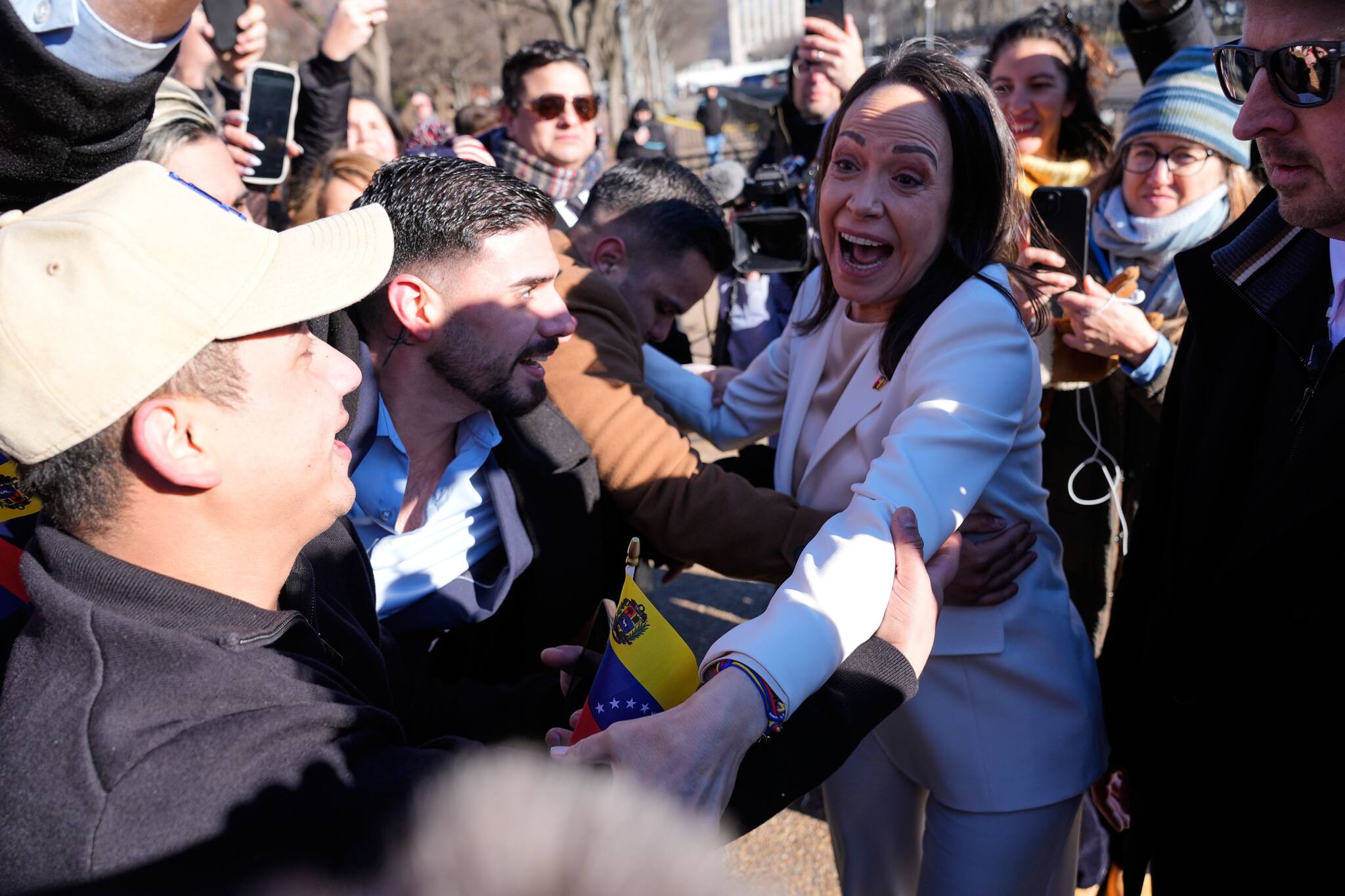 Venezuelas Oppositionsführerin Machado überreicht Trump ihre Nobelpreis ...