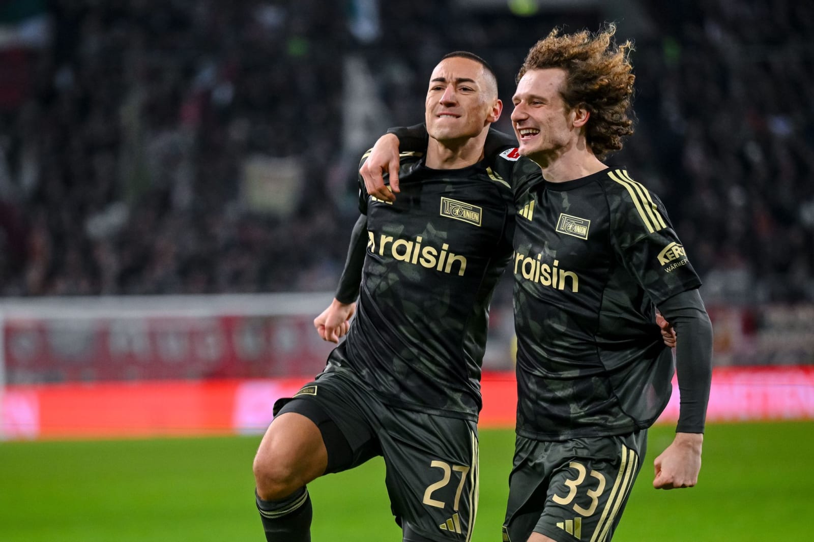 Ten-man Union get late 1-1 draw at Augsburg