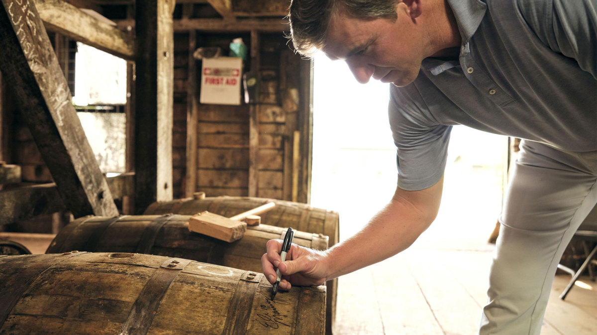 Eli Manning reveals the 3 NFL legends he’d share his new Knob Creek ...