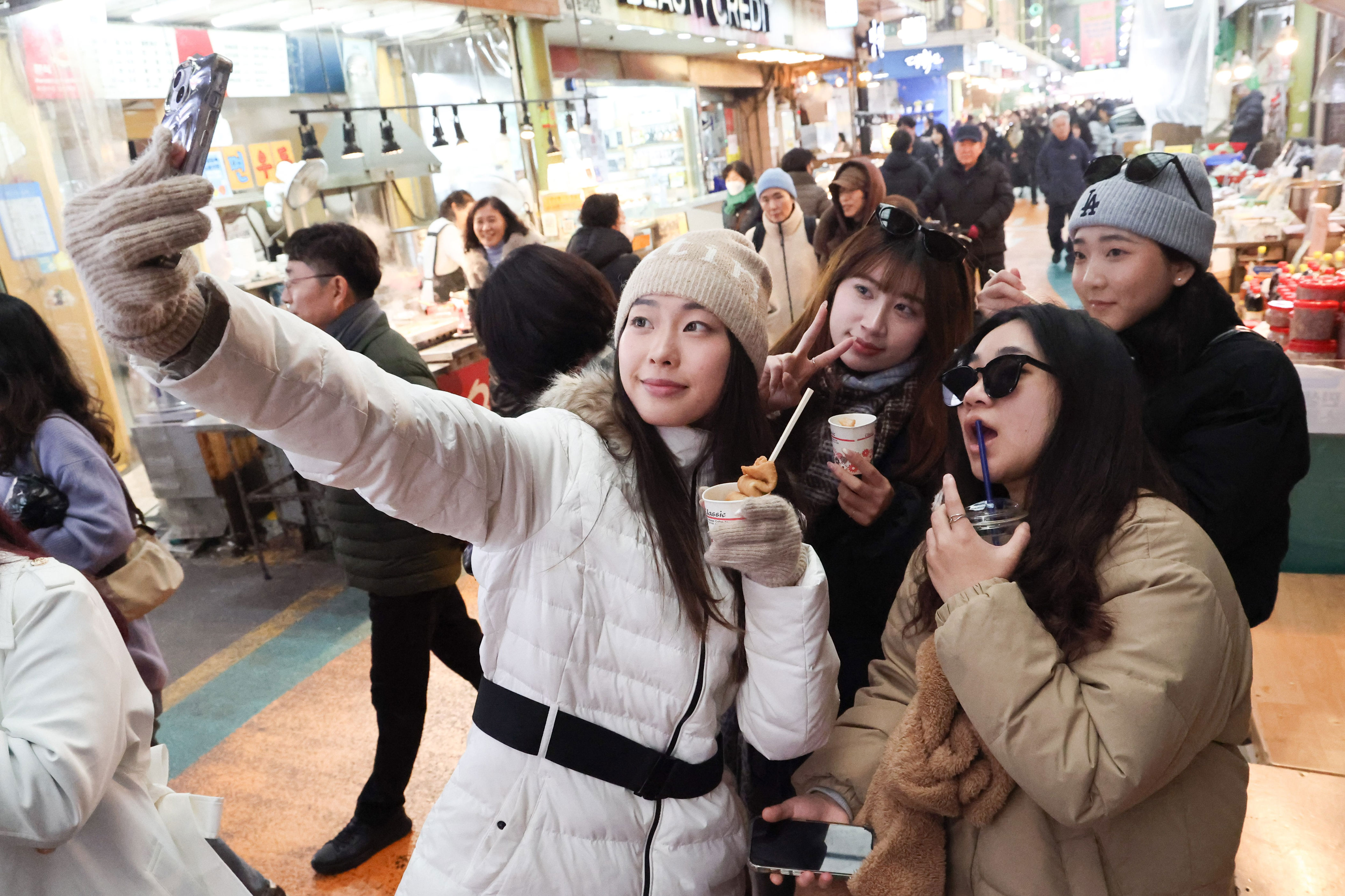Foreign tourists dive into Seoul's local markets