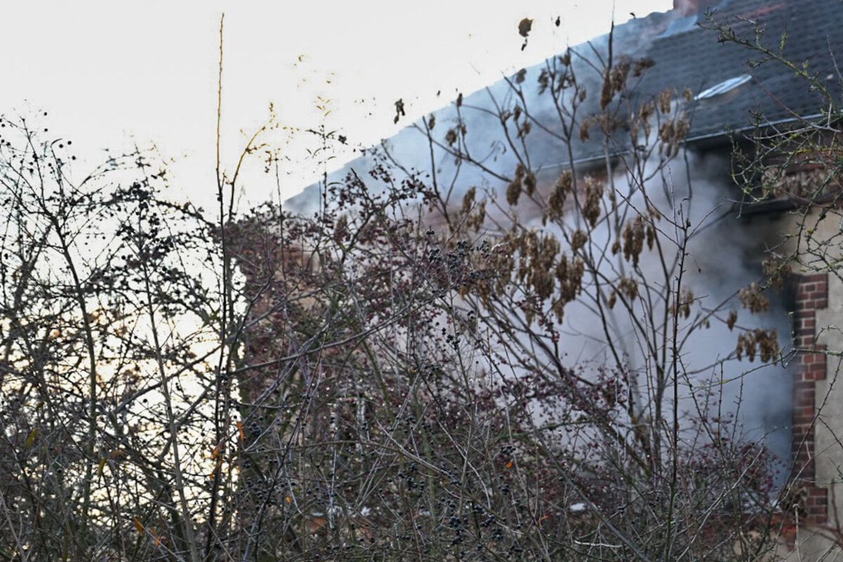 Brand im Leipziger Nordosten: Dichter Rauch quillt aus Mehrfamilienhaus