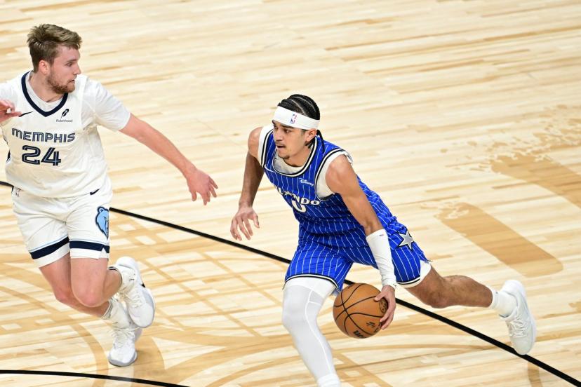 Anthony Black écrase quatre défenseurs et signe le dunk de la saison en ...