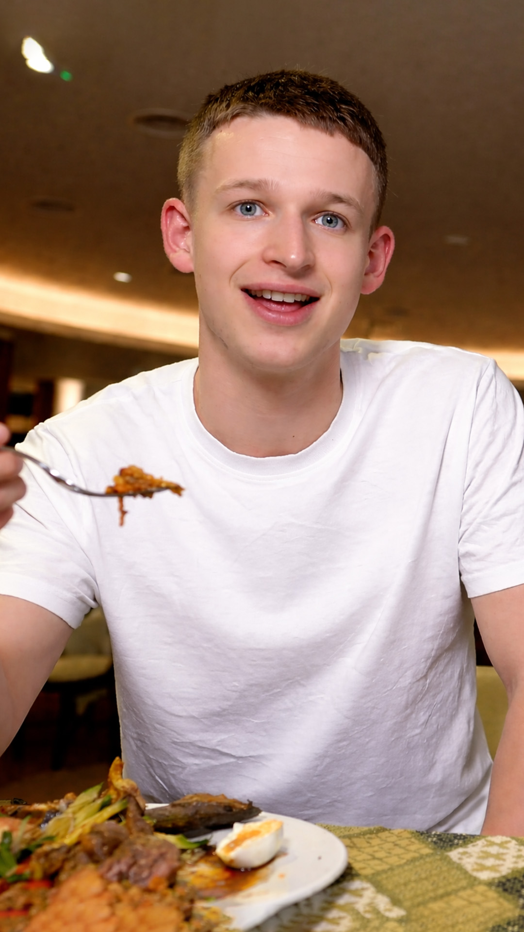 Thogden tries Indonesian food with Elkan Baggott