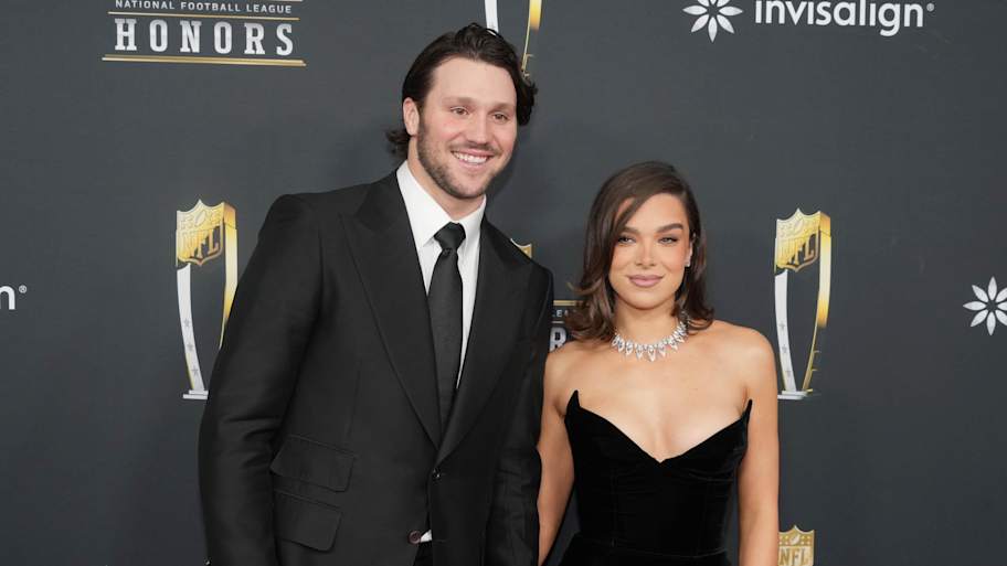 Josh Allen had perfect quip on viral photo of Hailee Steinfeld wearing ...