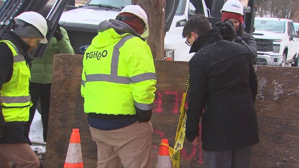 Pittsburgh Water gives new mayor tour of work site as lead replacement ...