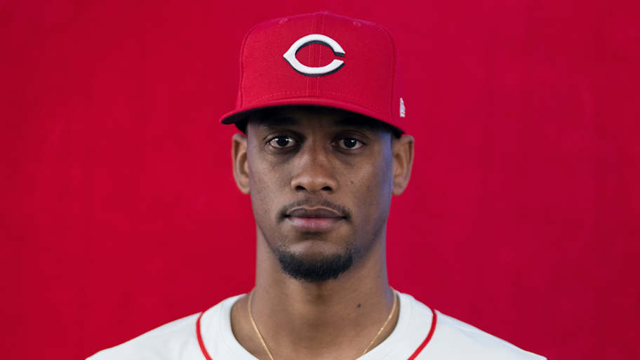 Seattle Mariners add 27-year-old reliever from Cincinnati Reds