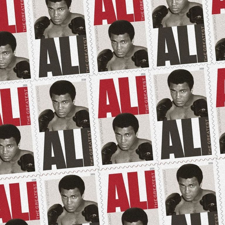 Muhammad Ali es homenajeado con sello postal conmemorativo en EU | Video