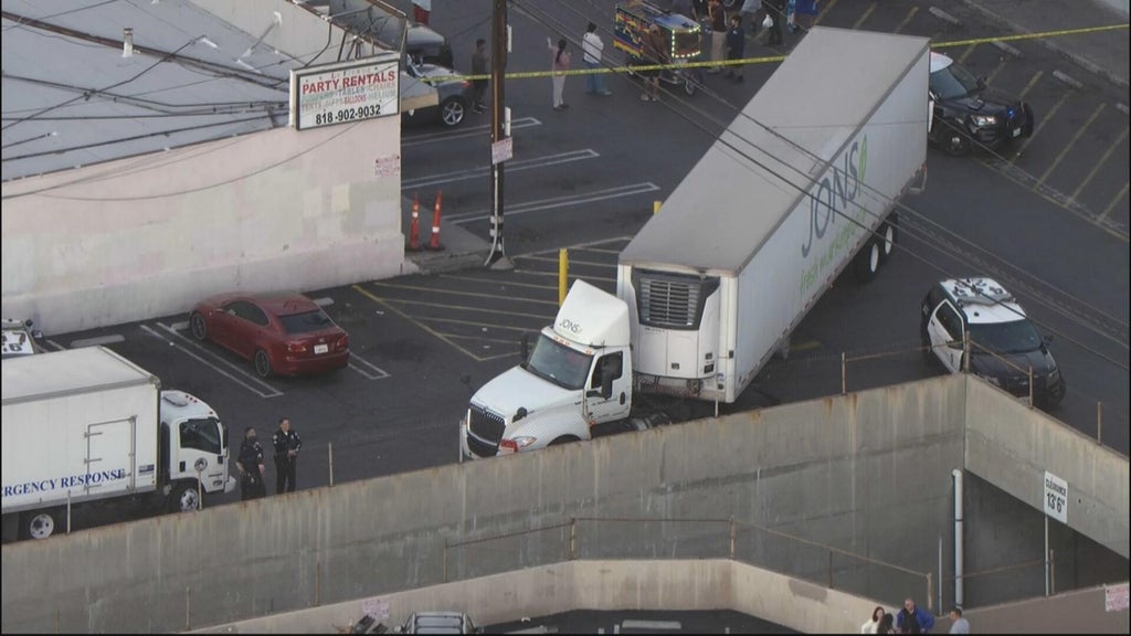 1 person killed in semi-truck collision in Los Angeles parking lot