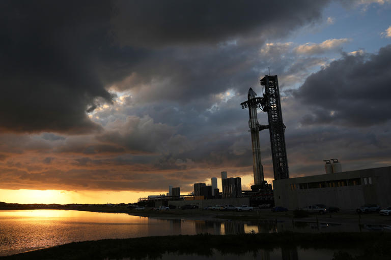NASA's SpaceX Crew-11 flyover seen in Bay Area before splashing down ...