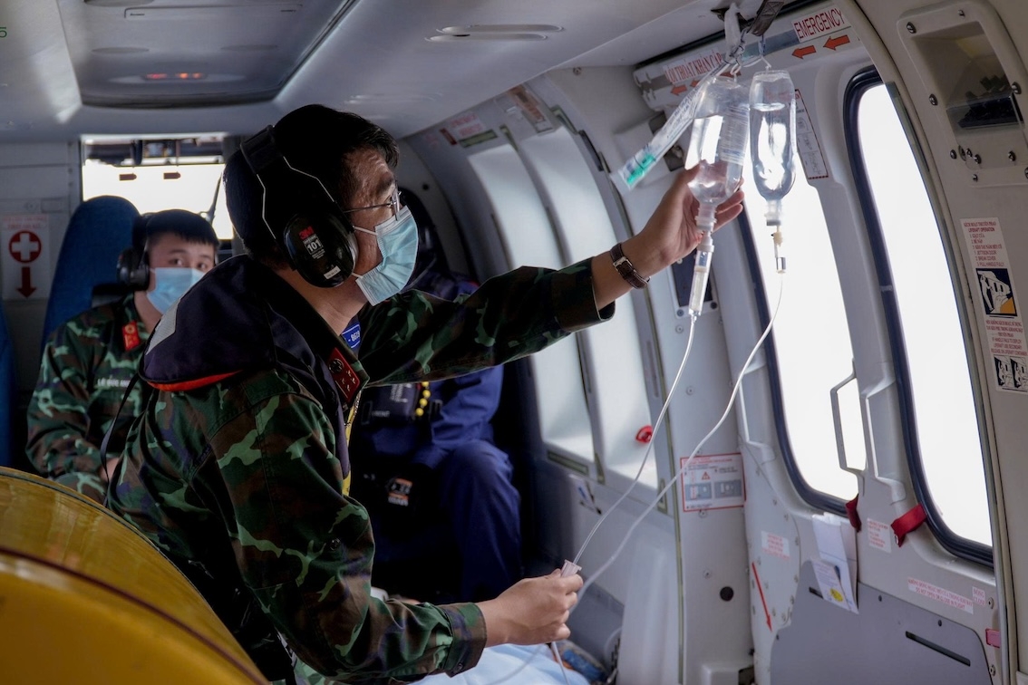 Trực thăng bay xuyên đêm cứu chàng trai hôn mê ở Trường Sa