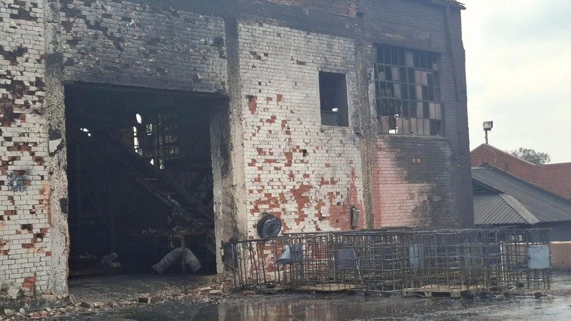 Germiston factory fire: Thousands flee as streets close due to ...