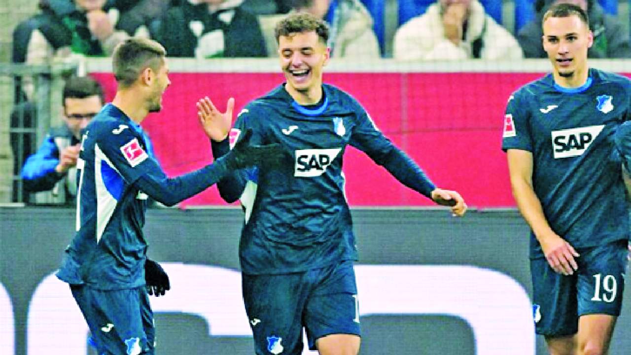 Bayern beats Cologne, sets record after smoke stops play in Bundesliga