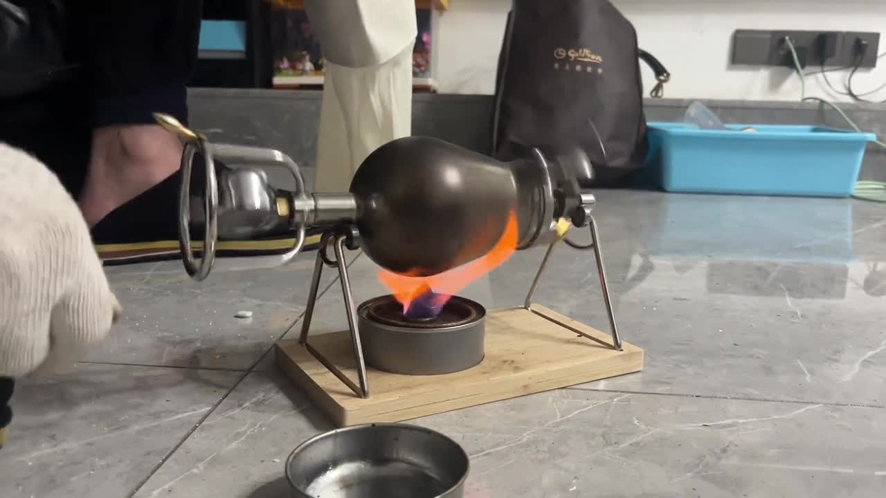 Hand-cranked popcorn pops dramatically in Chongqing, China