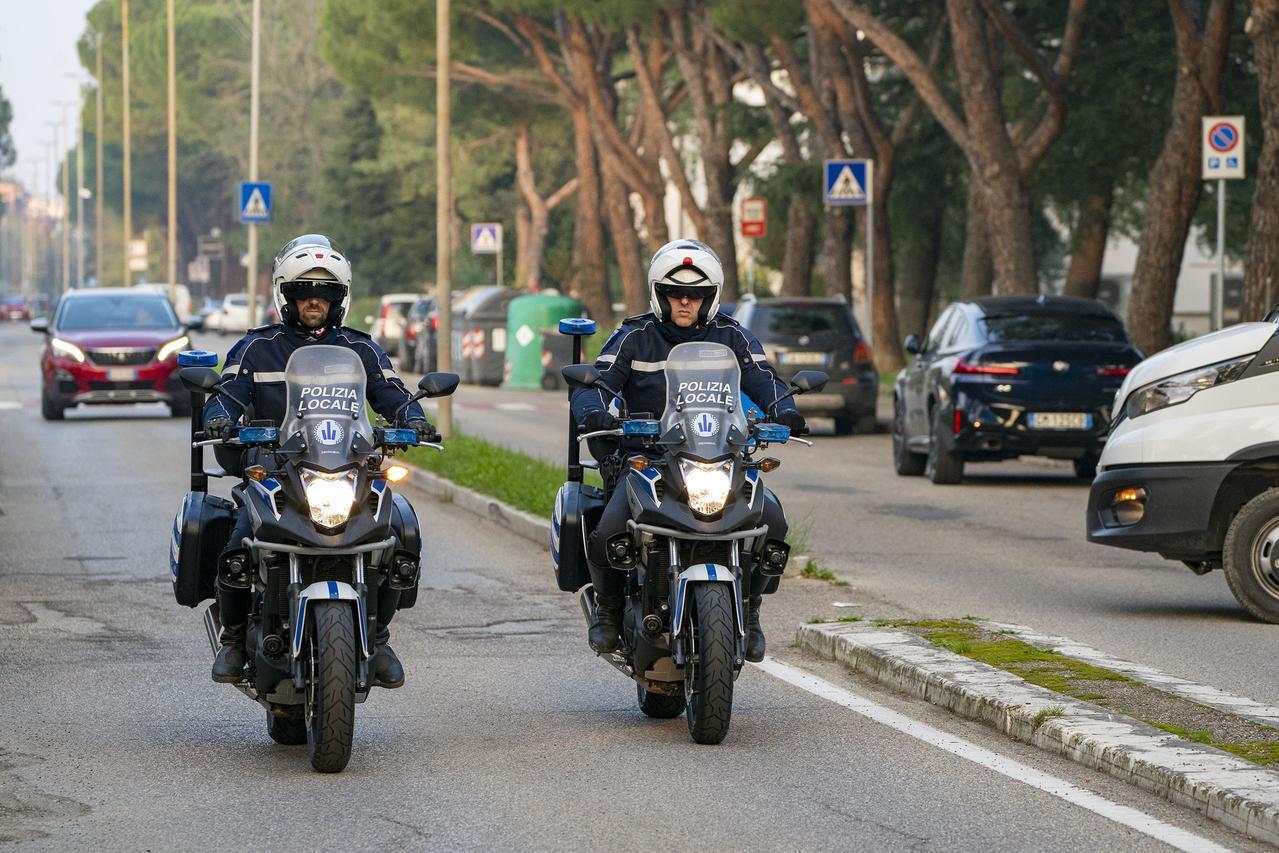 Guida un’auto in car sharing, ma non ha la patente