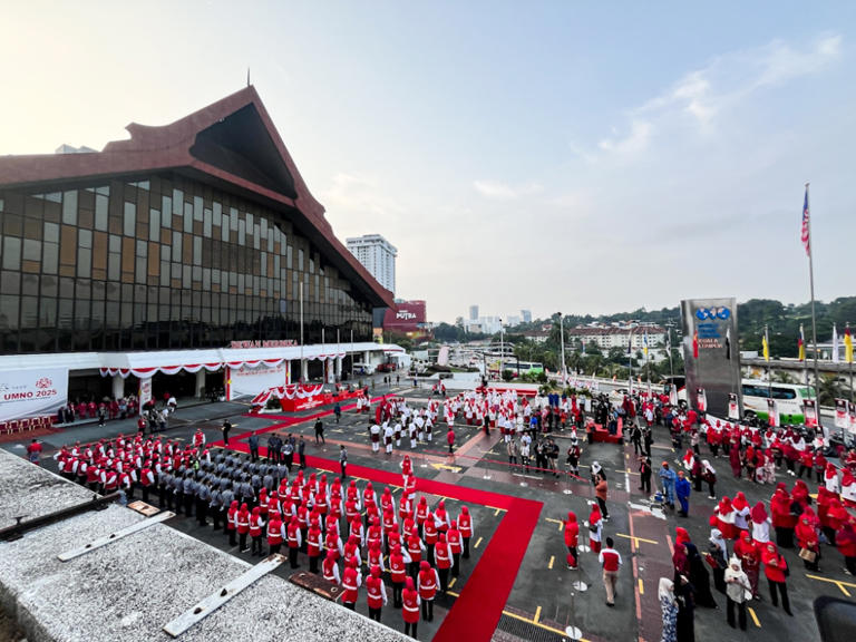 MCA, MIC leaders attend Umno assembly amid strain in BN