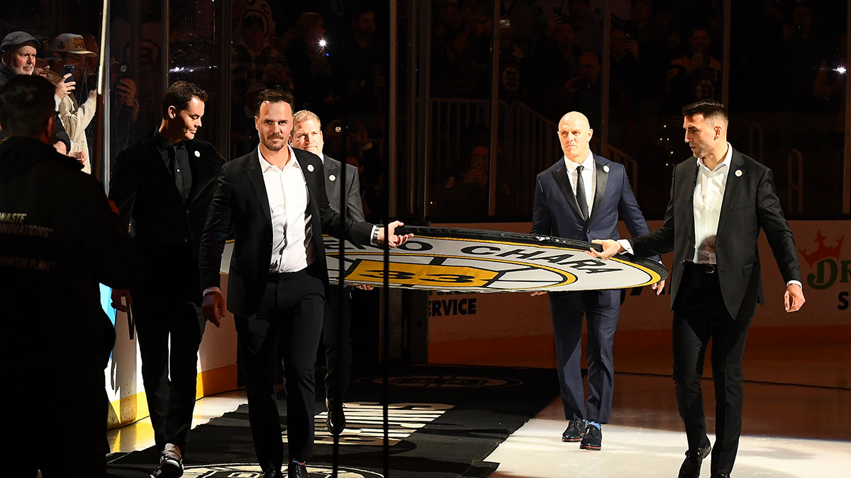 2011 Stanley Cup champion Bruins play special part in Chara's ceremony