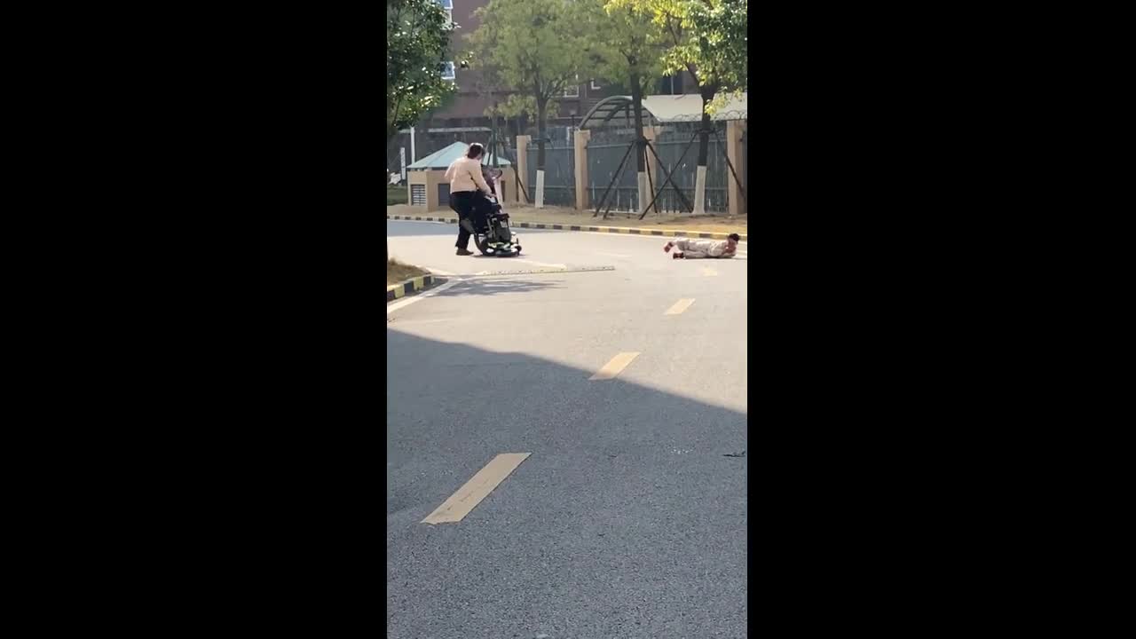 Mother and child separated during bike mishap in Hubei, China