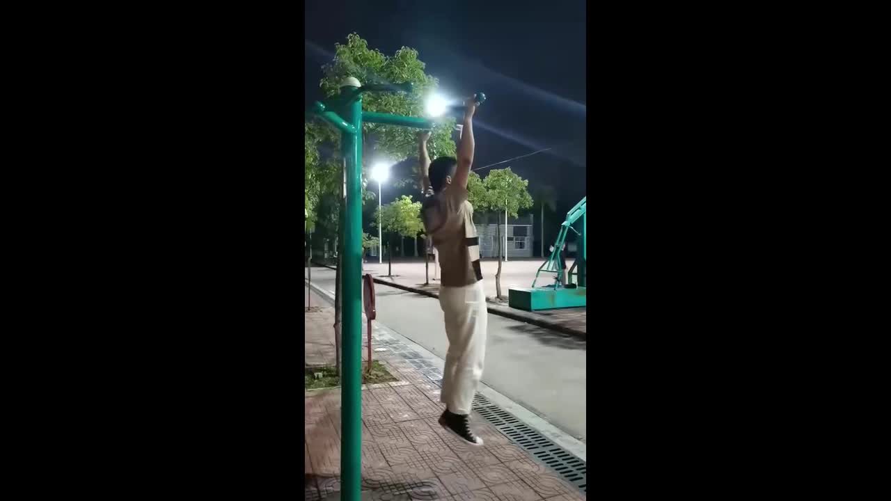 Man accidentally hits head during arm exercise in Guangdong, China