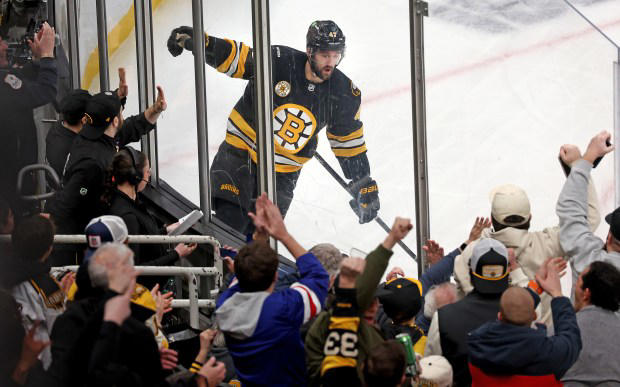 On Zdeno Chara’s big night, Bruins play their part