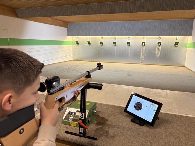 Grundschulkinder im Kreis Soest trainieren mit dem Lasergewehr