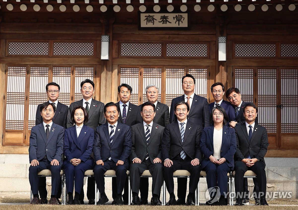 Lee meets political parties' leaders