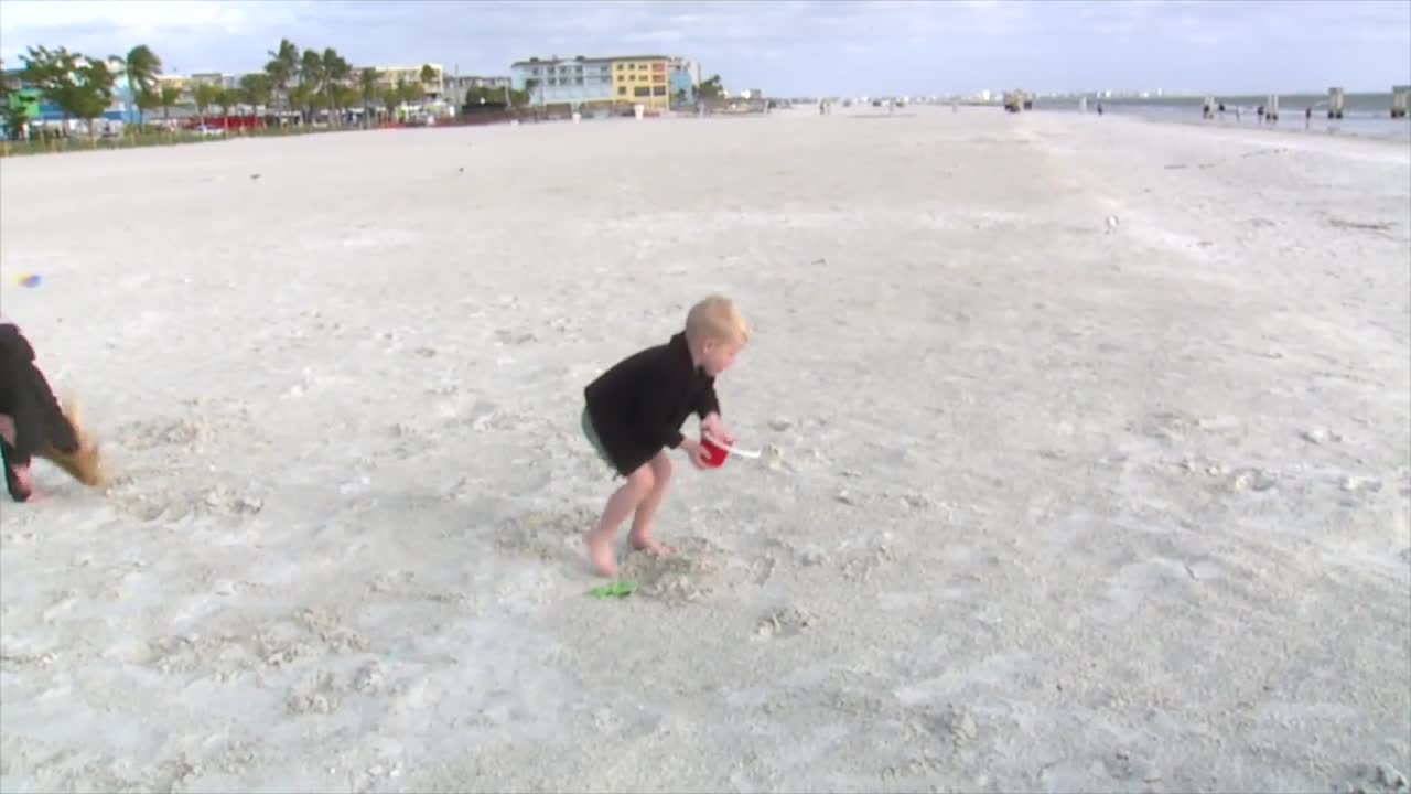 Neighbors brave unusually cold weather on Fort Myers Beach as winter ...