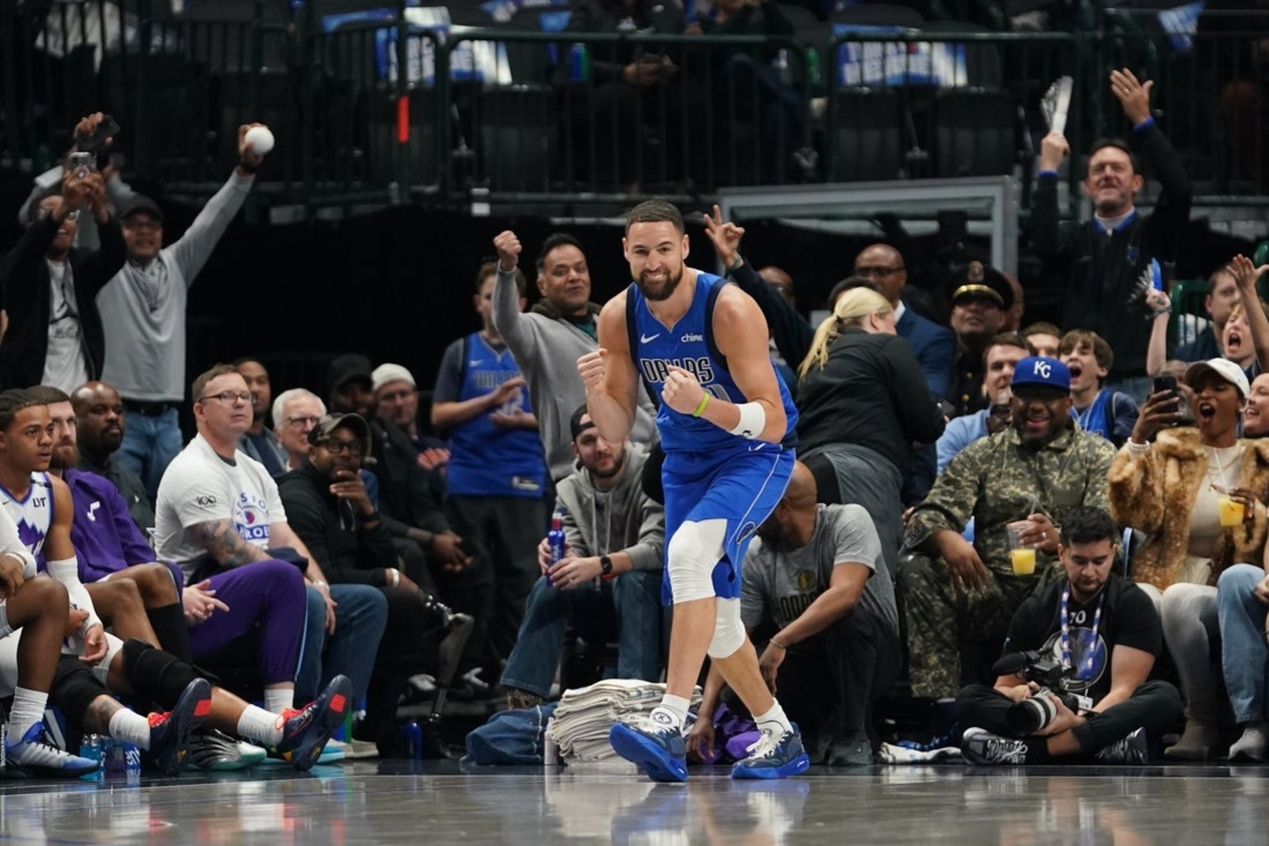 Klay Thompson drains 6 treys as Mavericks thrash Jazz