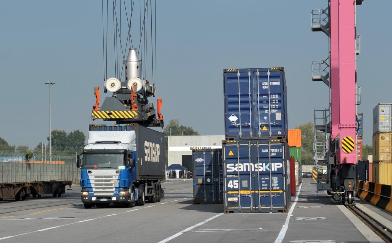 Zona logistica tra applausi e fischi: "Una decisione calata dall’alto"