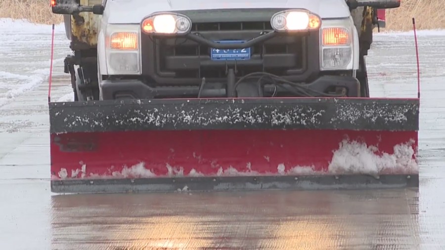 Kansas City snow crews begin treating roads ahead of chilly weekend