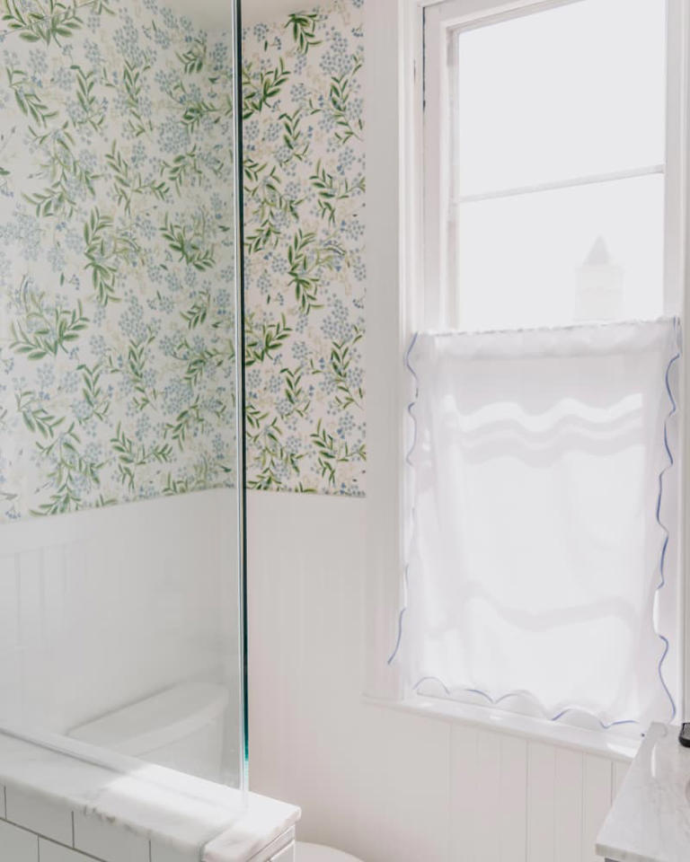 I made my tiny '90s bathroom feel bigger - without moving walls