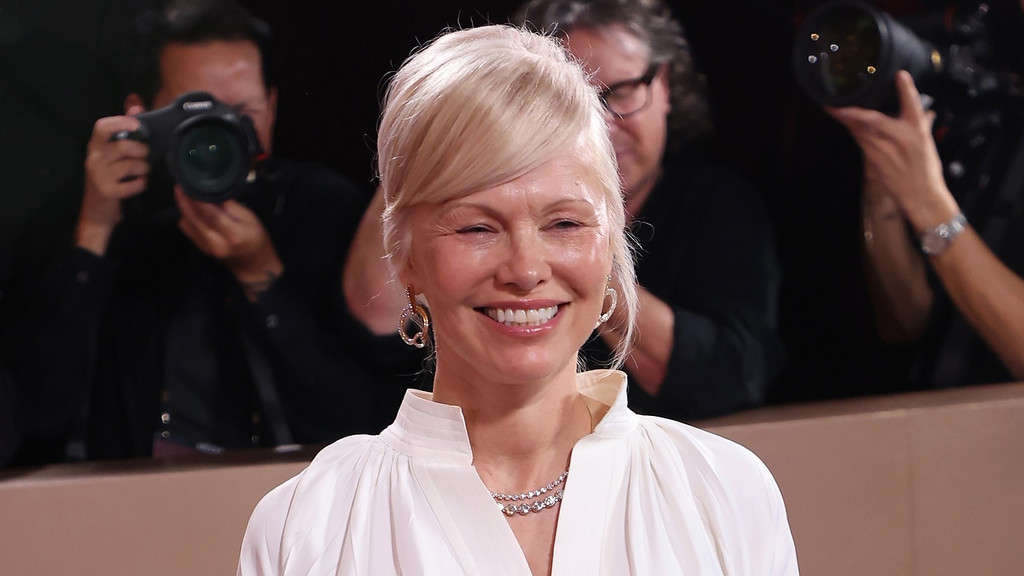 Pamela Anderson felt 'a little yucky' about Seth Rogen at Golden Globes