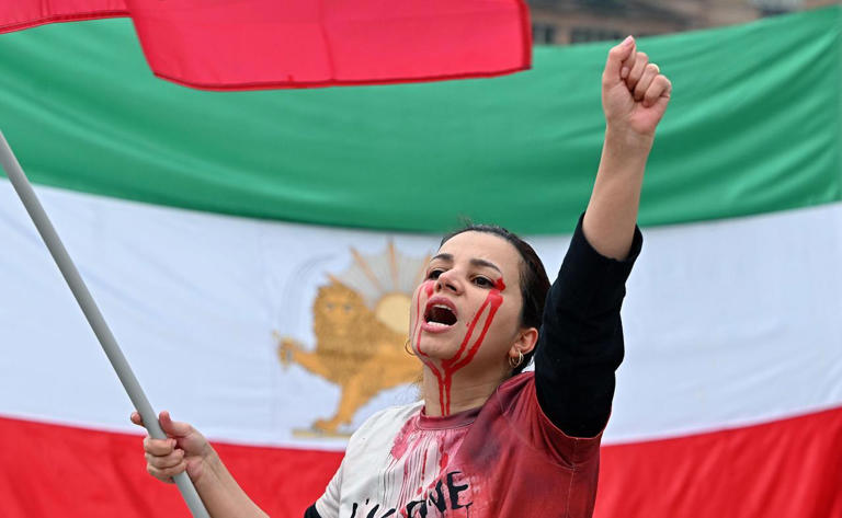 La richiesta di una cittadina iraniana: "Il mio popolo ha bisogno di aiuto"