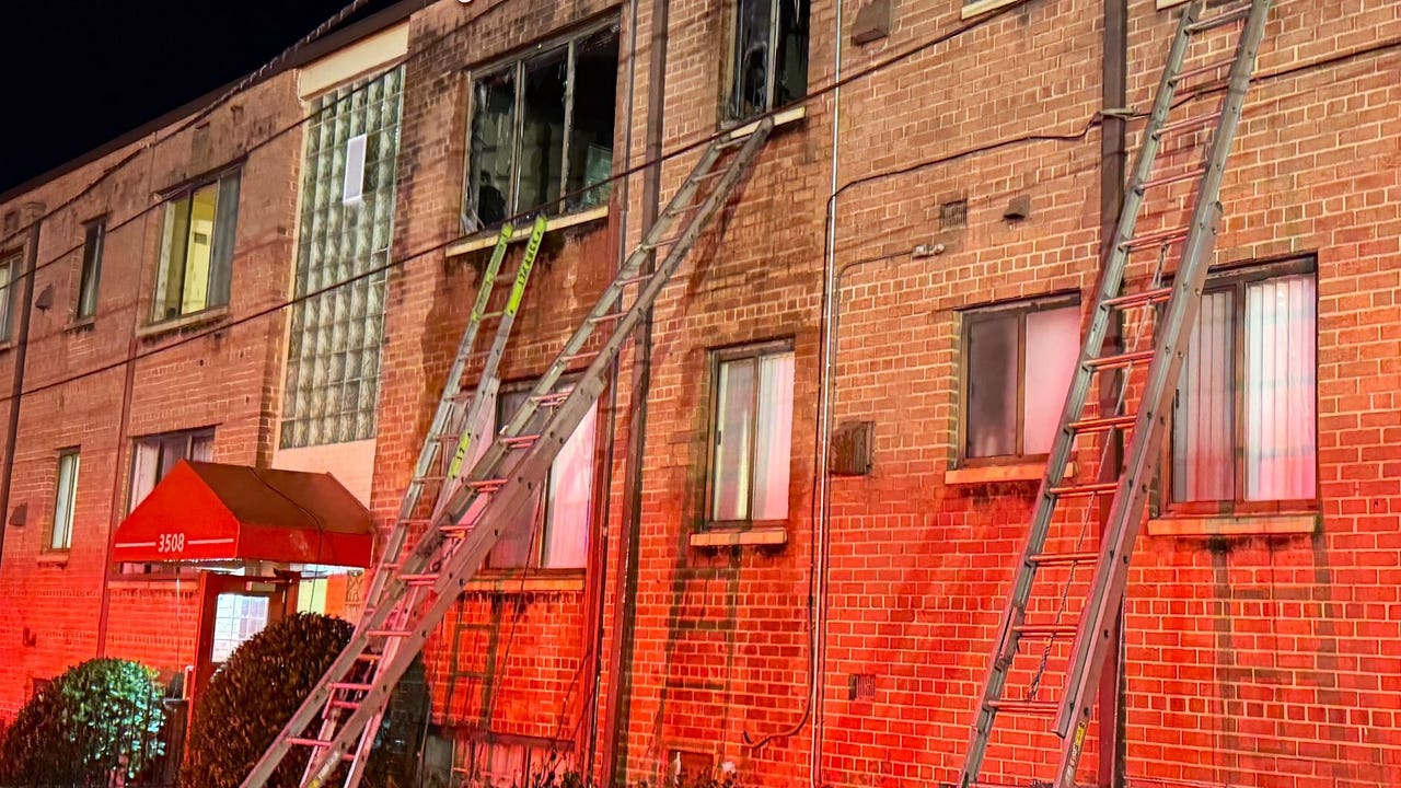 6 children, 2 adults rescued from burning building in Southeast DC