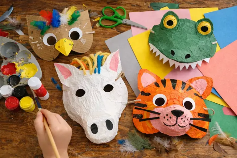 DIY: Masopustní masky s dětmi zvládnete vyrobit i z toho, co už máte doma