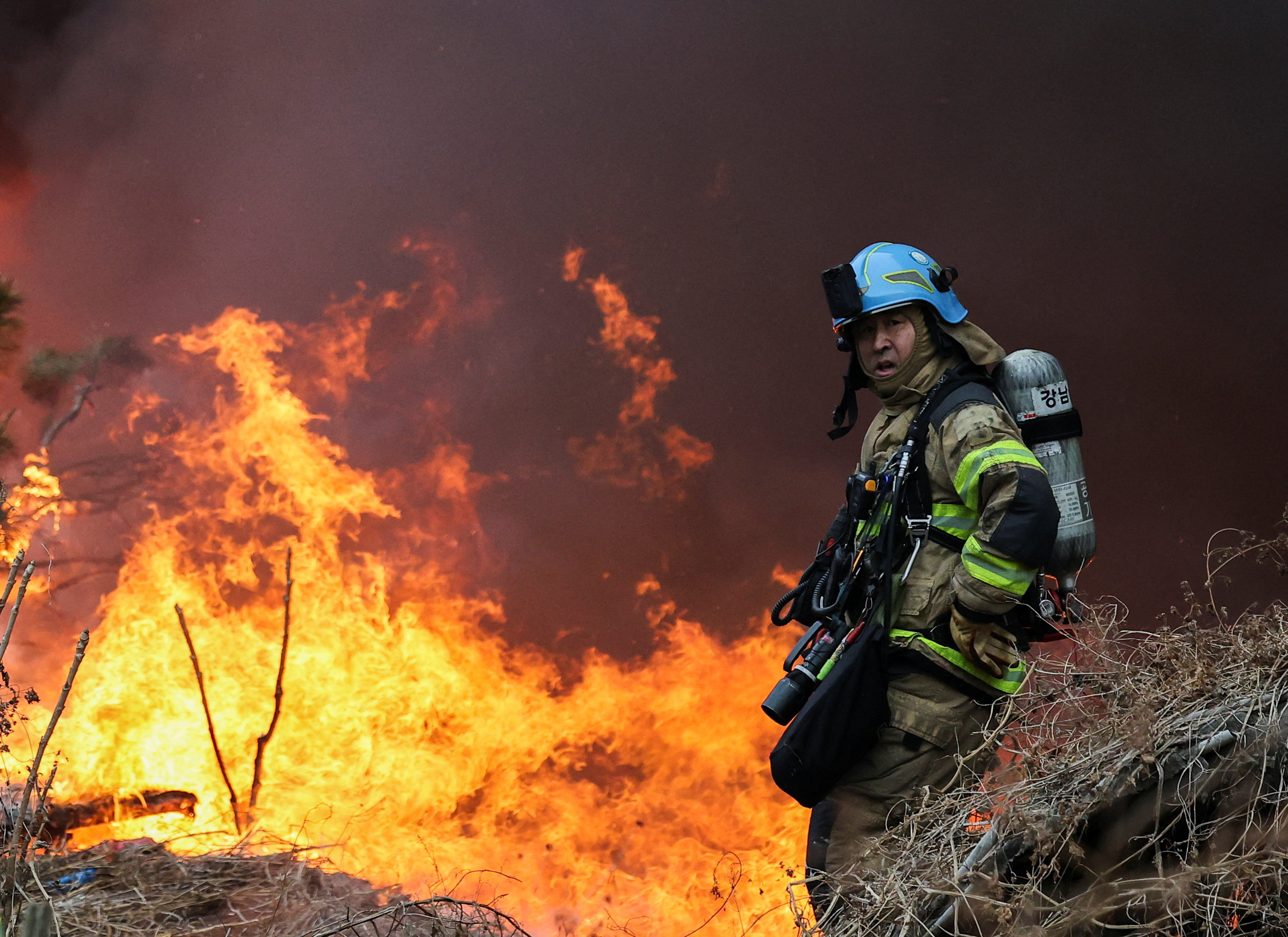 South Korean firefighters tackle huge blaze in Seoul’s last 'shanty town'