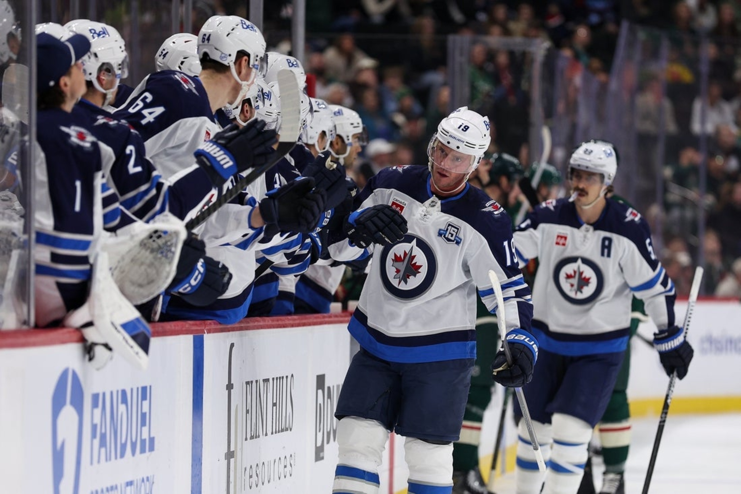 Jonathan Toews nets 900th, 901st points as Jets drub Wild