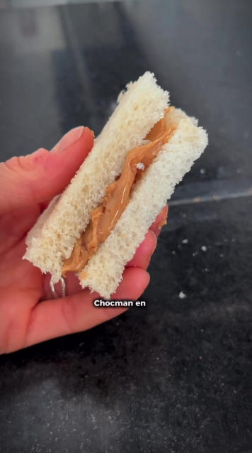 Hack dulce: Pan de molde con dulce de leche bañado en chocolate