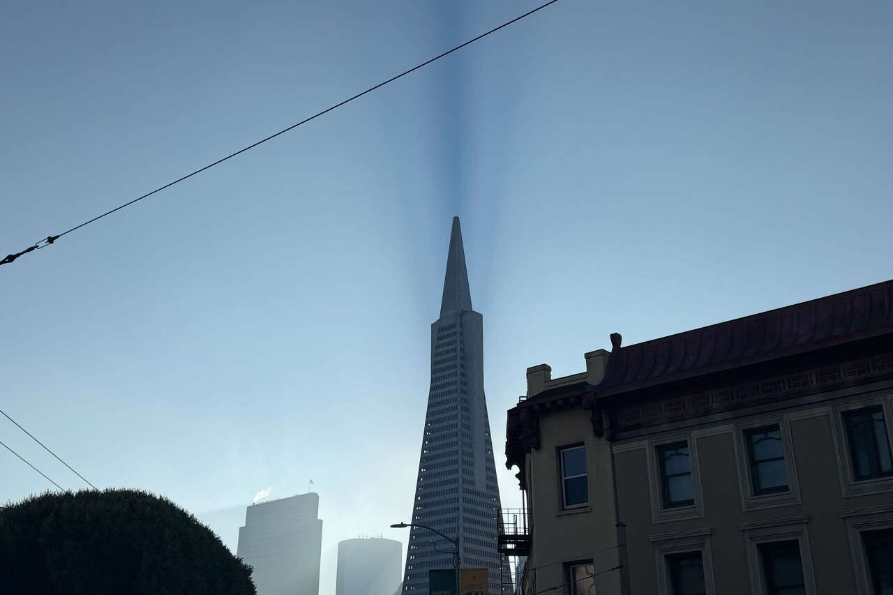 Stunning optical illusion spotted over iconic San Francisco building ...
