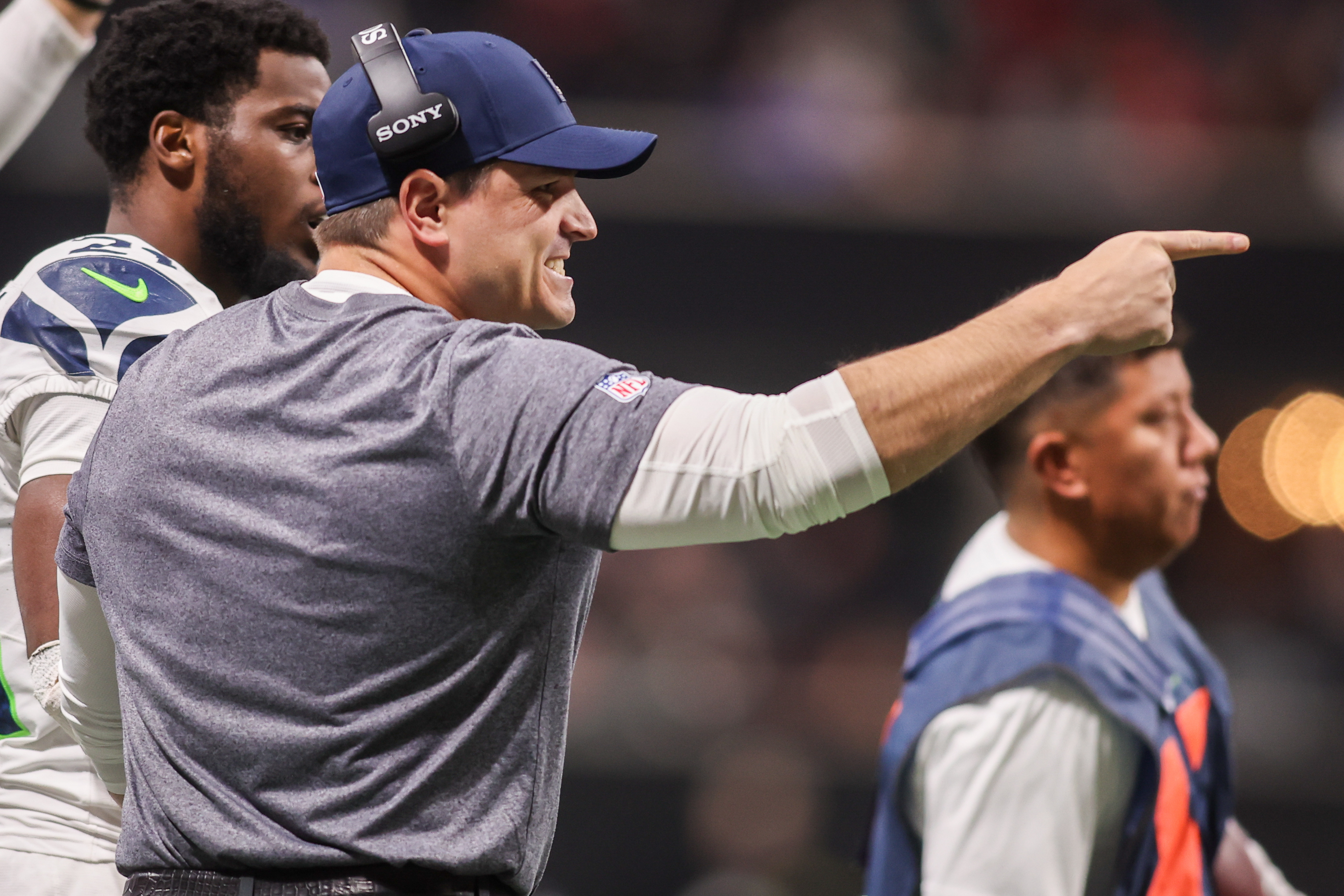 Watch NFL fans in New York hilariously fail Kyle Brandt’s Mike ...