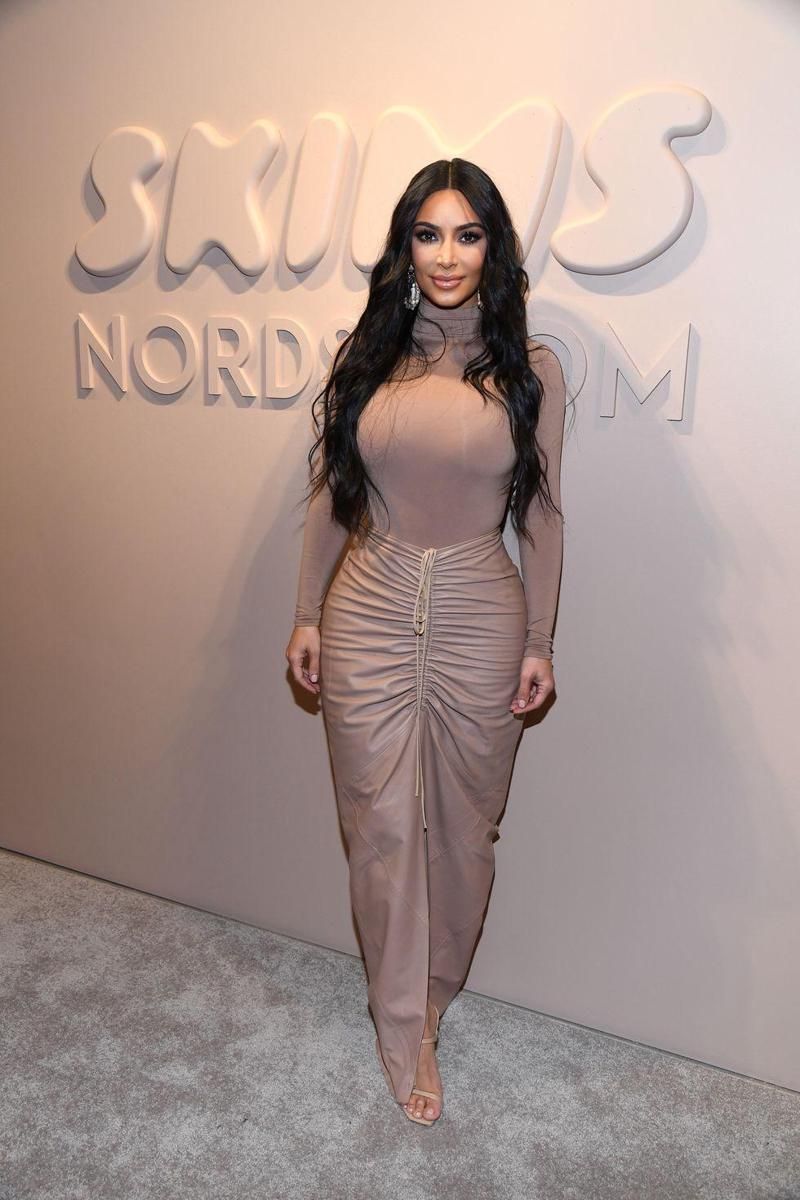 Tips OOTD bentuk tubuh jam pasir dari Kim Kardashian, seksi tapi sopan
