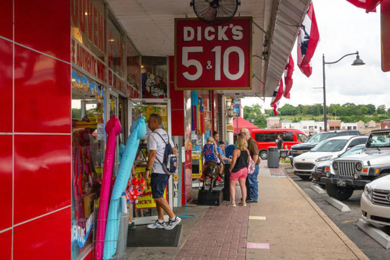 Great American Media filming Christmas movie in Silver Dollar City ...