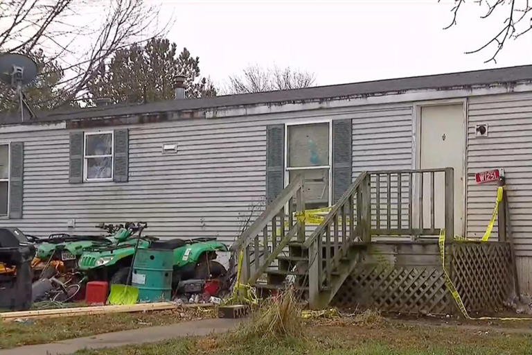 Obese father accused of starving teen daughter to 35 pounds in ...