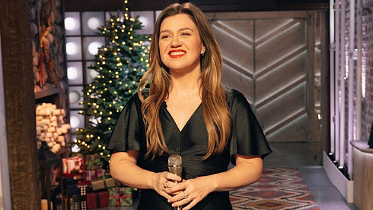 Kelly Clarkson won American Idol, hosts her own talk show and toured ...