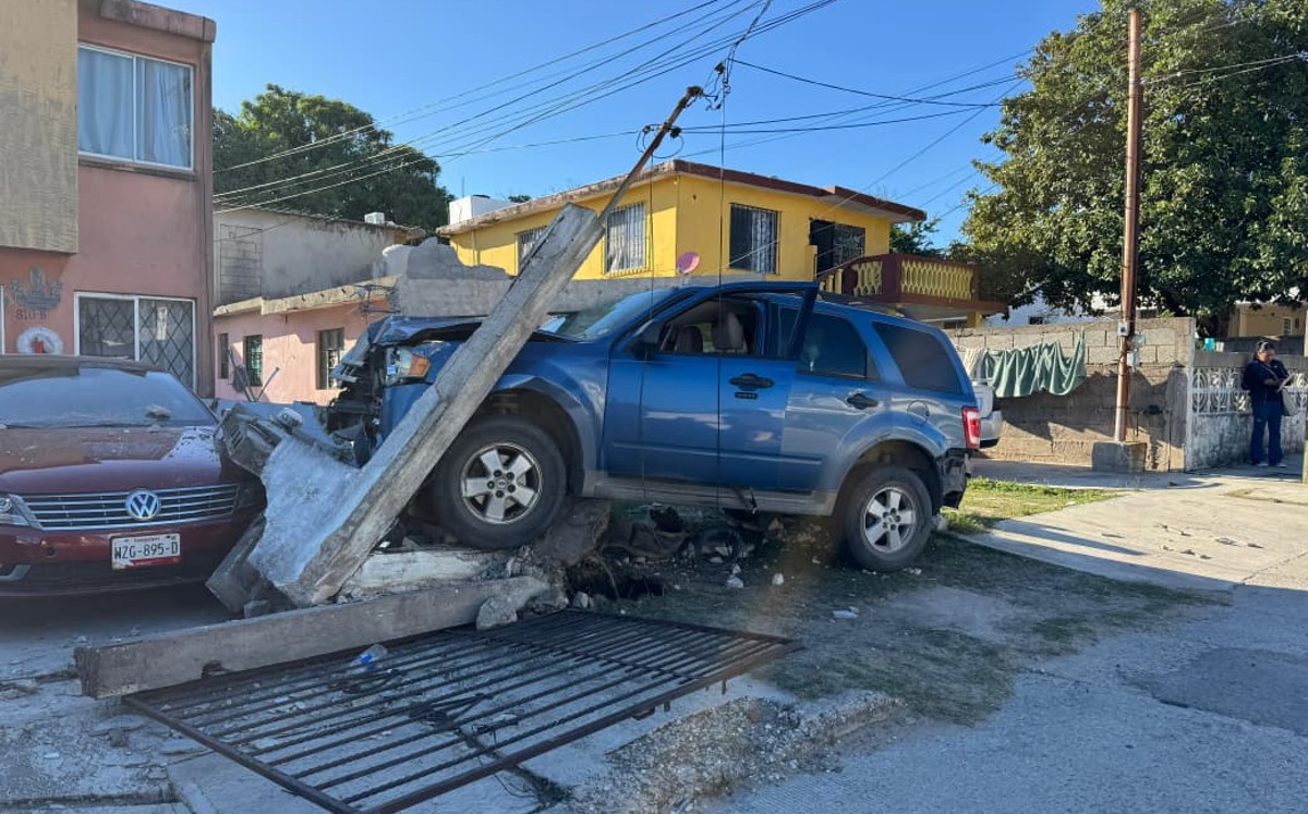 Impacta camioneta contra viviendas en Tampico; conductor sale ileso