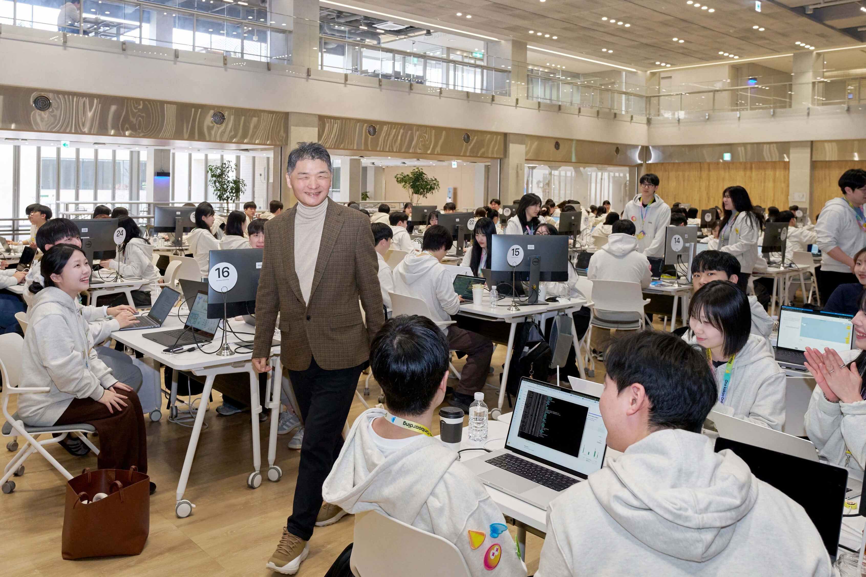 Kakao founder Kim Beom-su returns after 2-year hiatus