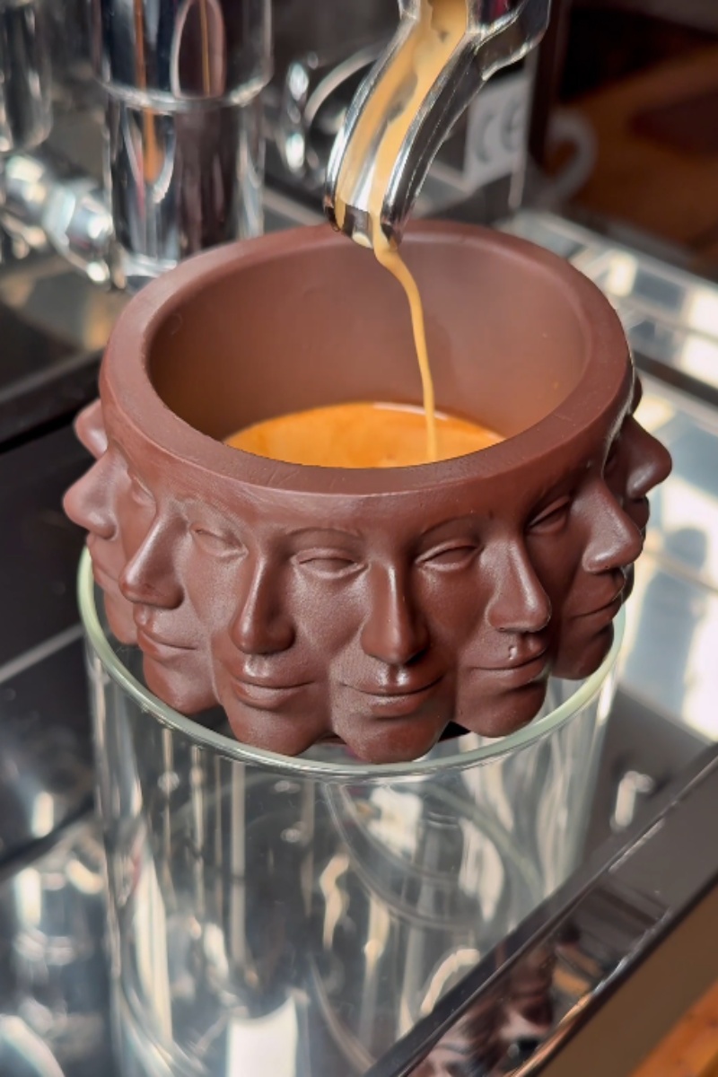 Taza espresso de chocolate esculpido